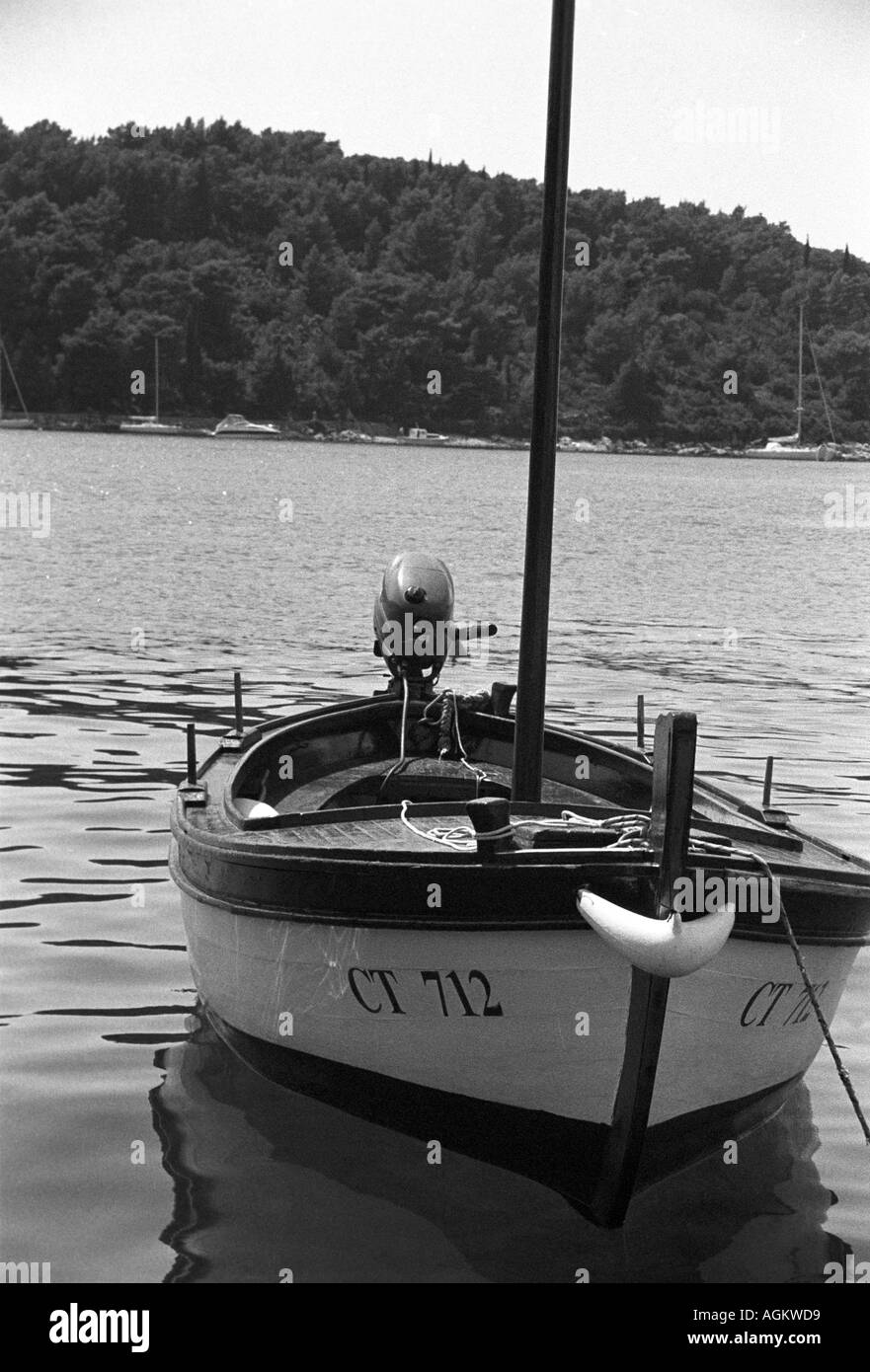 Offenes fischerboot aus holz -Fotos und -Bildmaterial in hoher ...