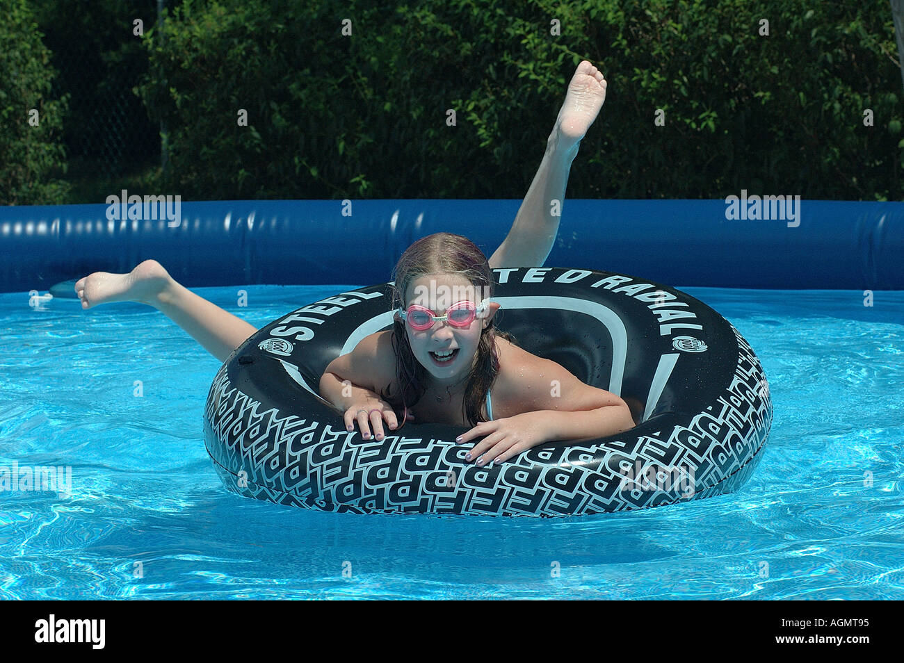 Bruder und schwester spielen im pool -Fotos und -Bildmaterial in hoher ...