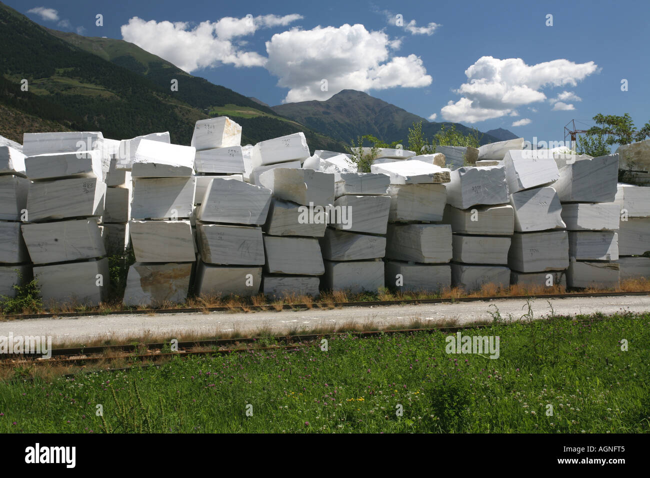 Der Marmor arbeitende Firma Marmo Spa von Laas mit das weiße Gold der ...