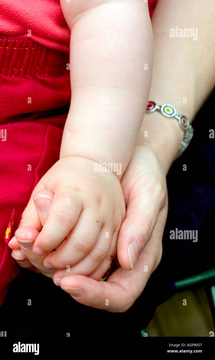 Halte jemandes hand -Fotos und -Bildmaterial in hoher Auflösung – Alamy