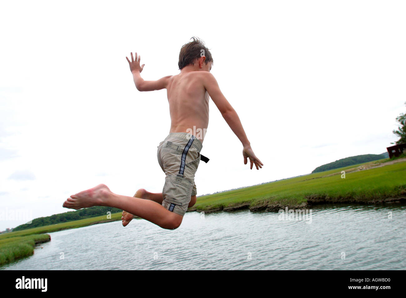Junge kind springen abspringen -Fotos und -Bildmaterial in hoher ...