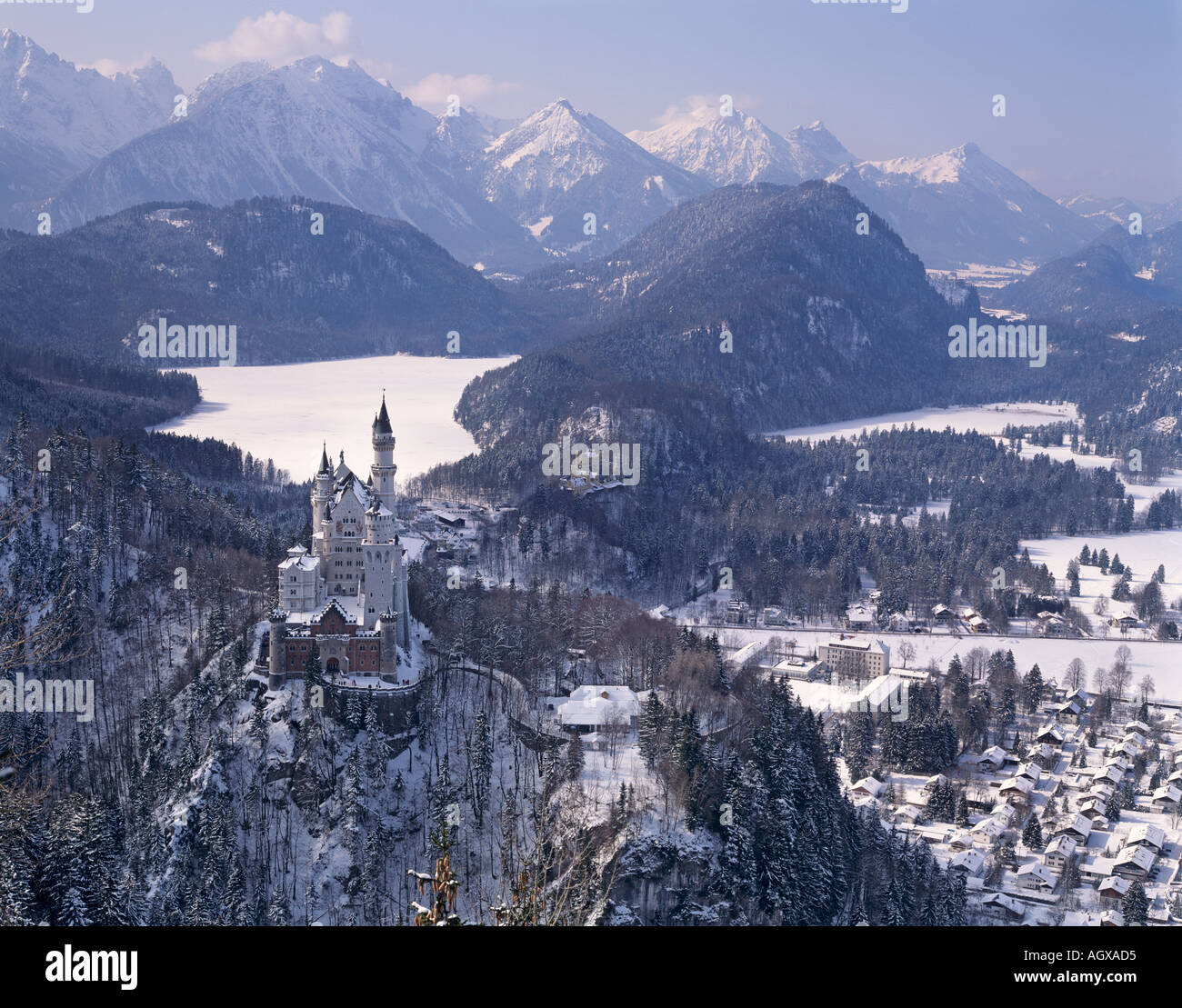 Das Schloss Neuschwanstein vor Schnee Verputzschicht Alpsee bei Füssen ...