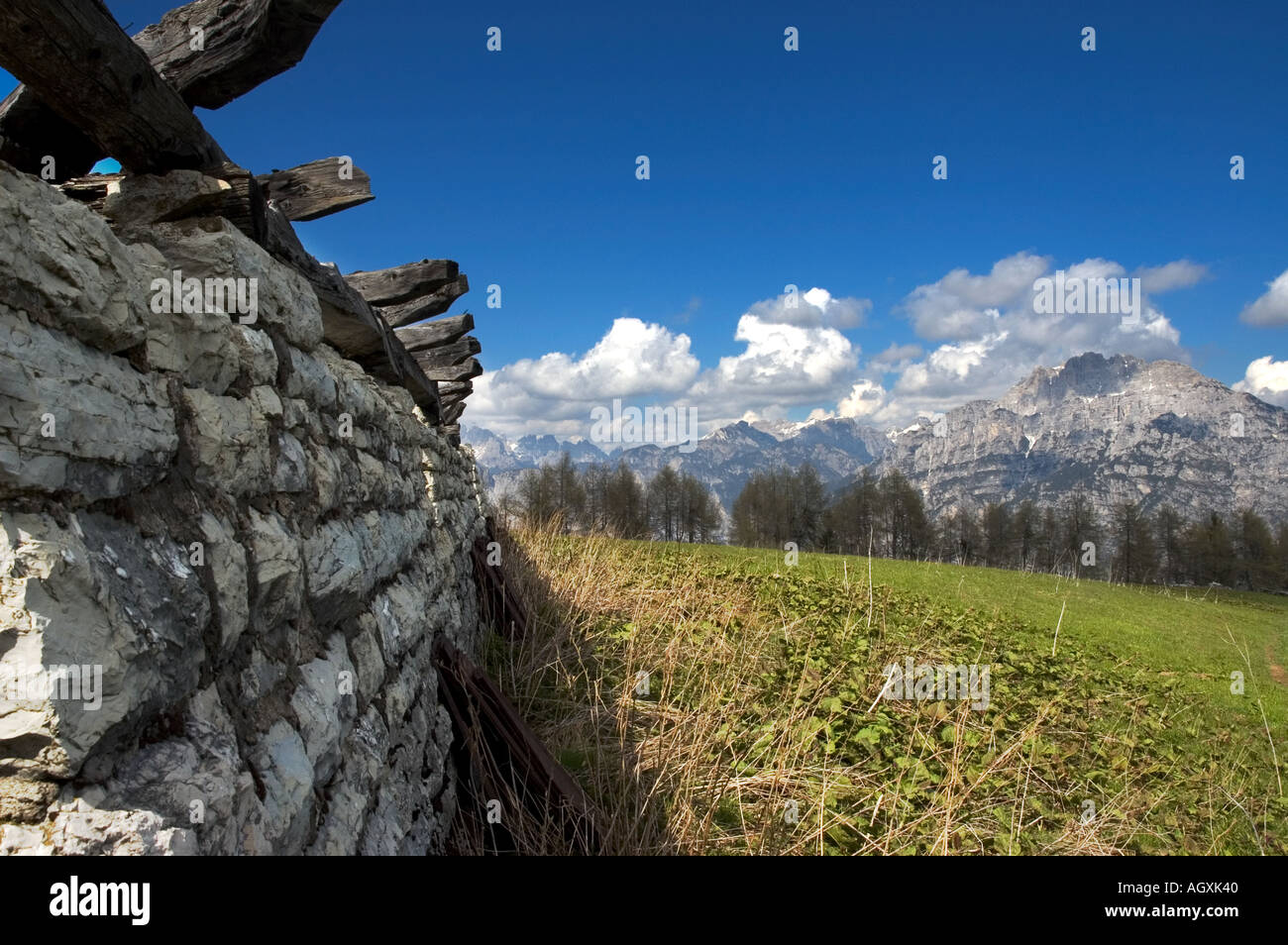 Alter Stall in den Bergen in einem Frühlingstag ist dies Cornetto Berg ...