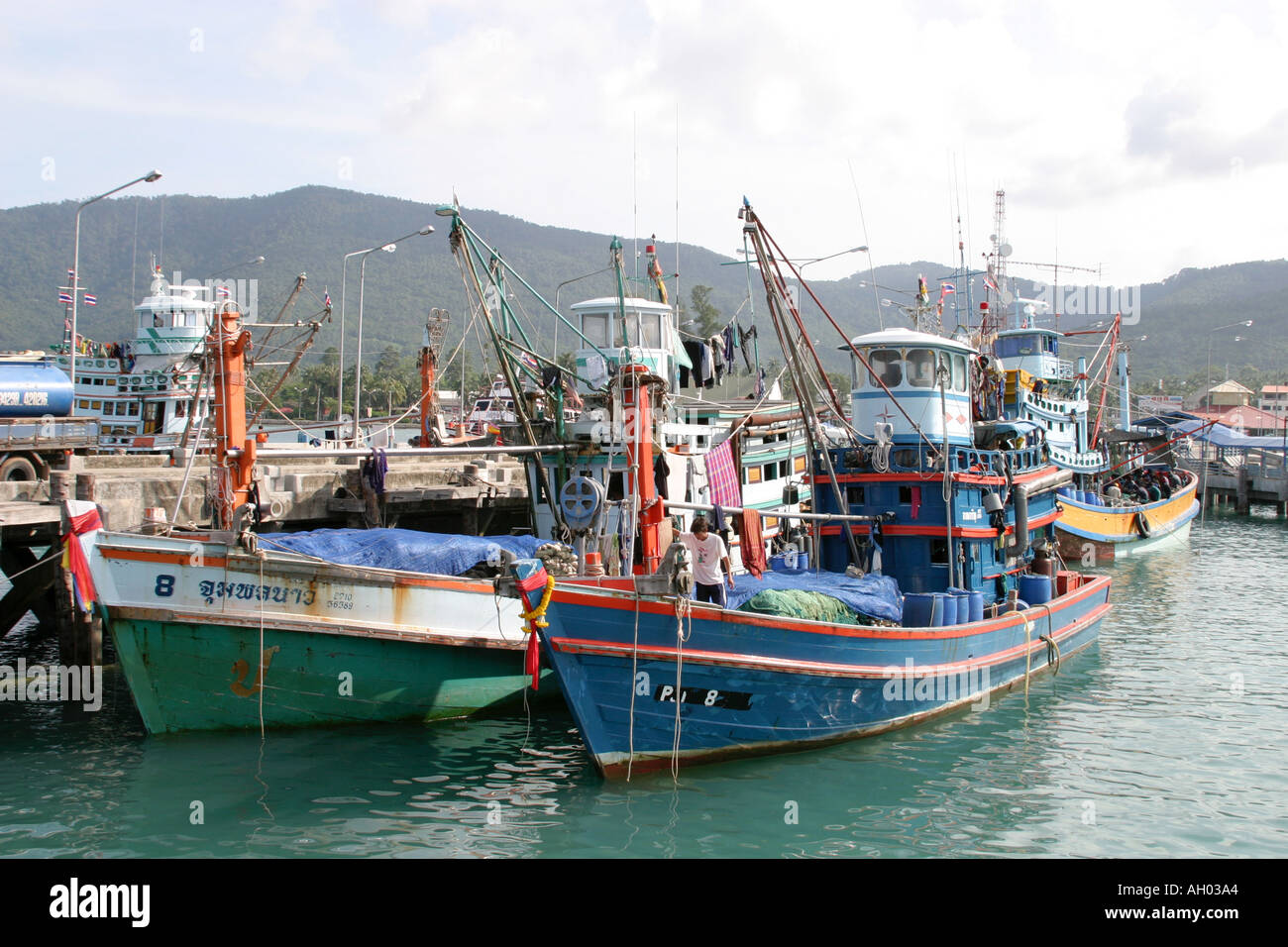 Zwei Fischerboote im Hafen der Insel Koh Samui, Thailand ...