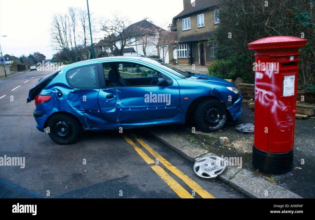 Crashed car accident -Fotos und -Bildmaterial in hoher Auflösung – Alamy