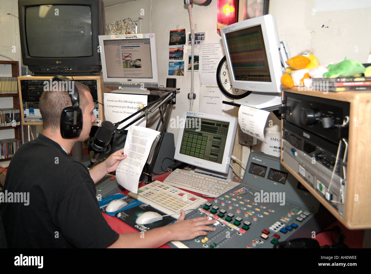 Radio moderatorin -Fotos und -Bildmaterial in hoher Auflösung – Alamy