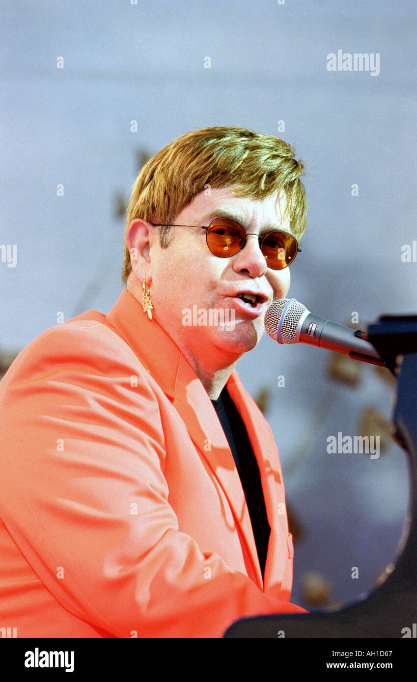 Elton john piano -Fotos und -Bildmaterial in hoher Auflösung – Alamy