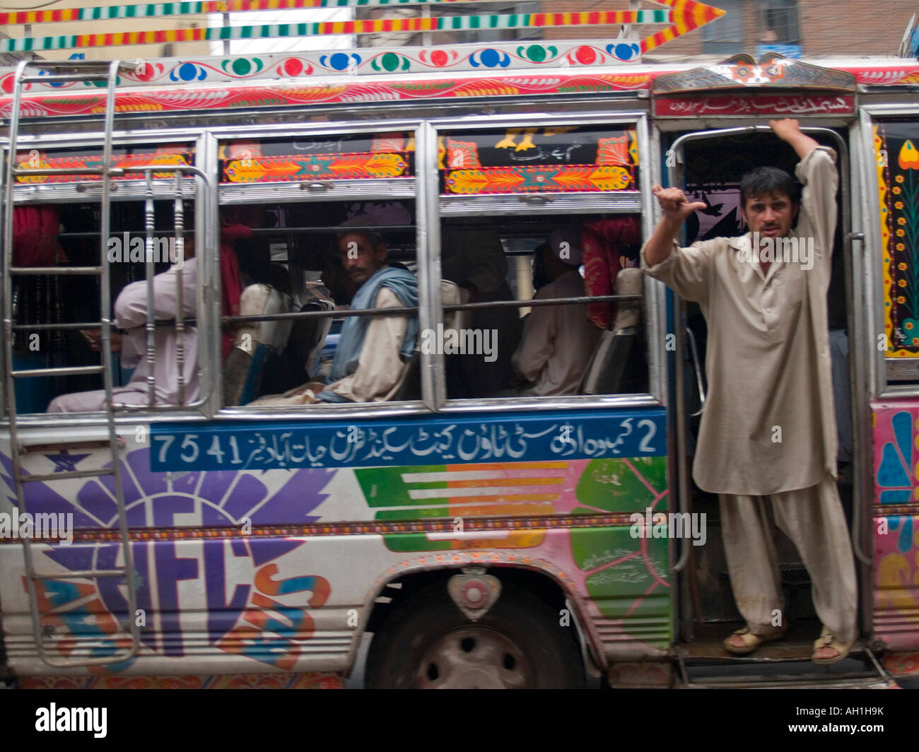 Pakistan traditioneller bus -Fotos und -Bildmaterial in hoher Auflösung ...