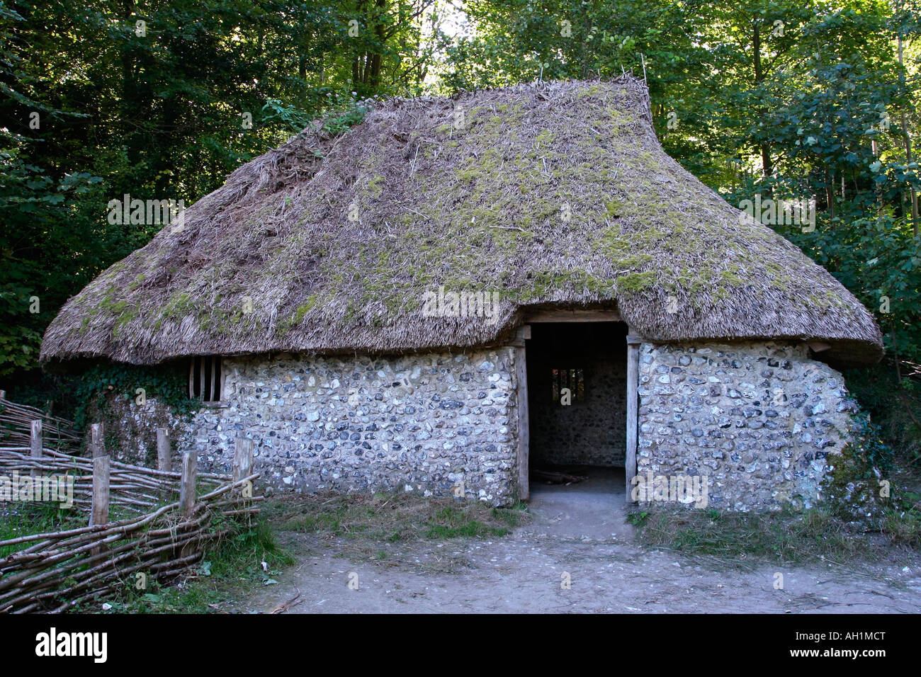 Rekonstruierten mittelalterlichen Flint Cottage am Weald und Downland ...