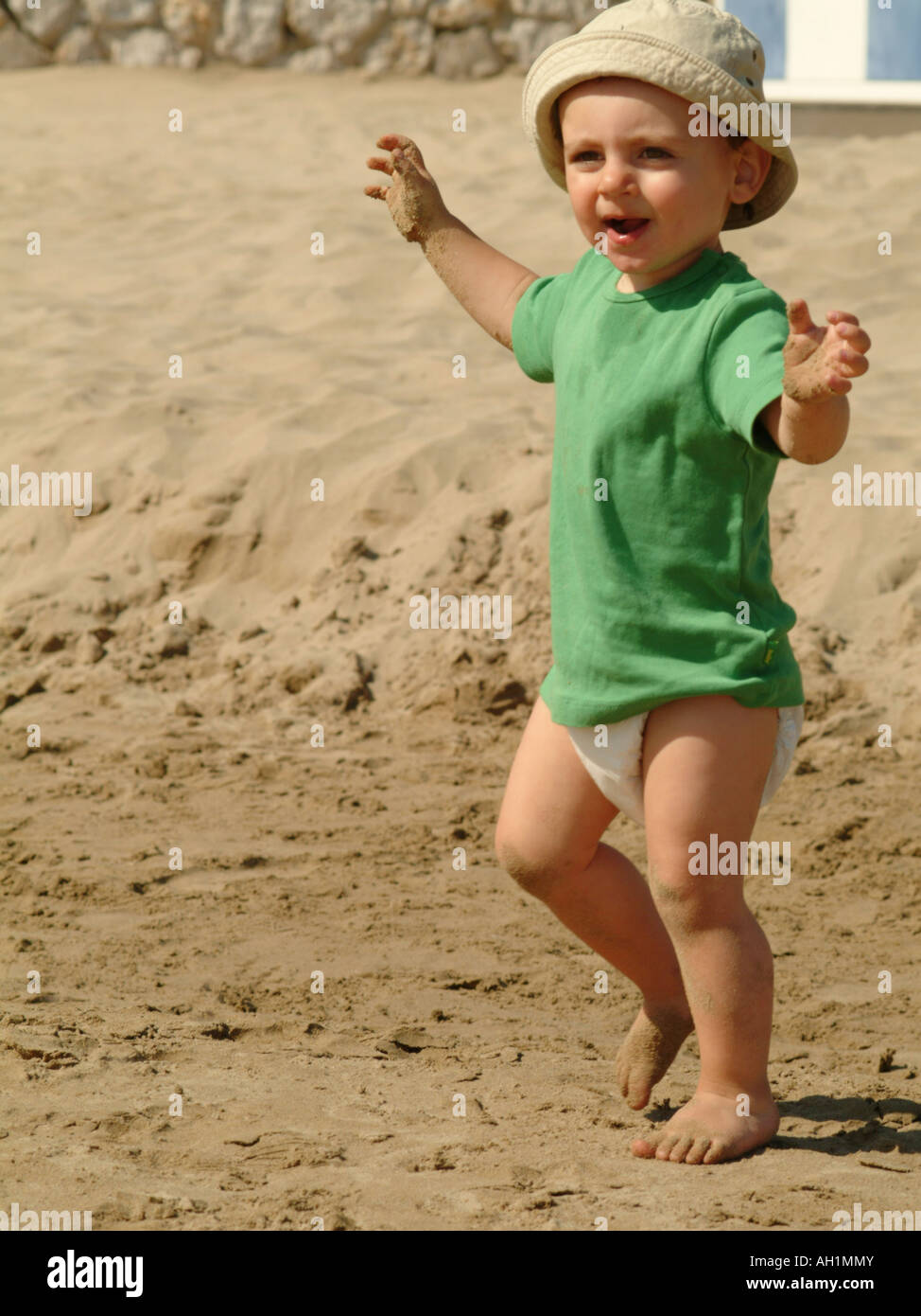 Kind läuft in arme -Fotos und -Bildmaterial in hoher Auflösung – Alamy