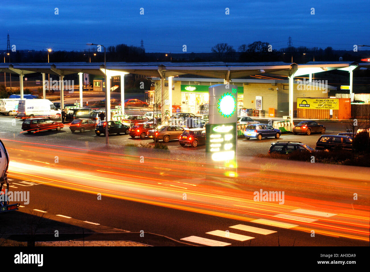 Bp tankstelle nacht -Fotos und -Bildmaterial in hoher Auflösung – Alamy