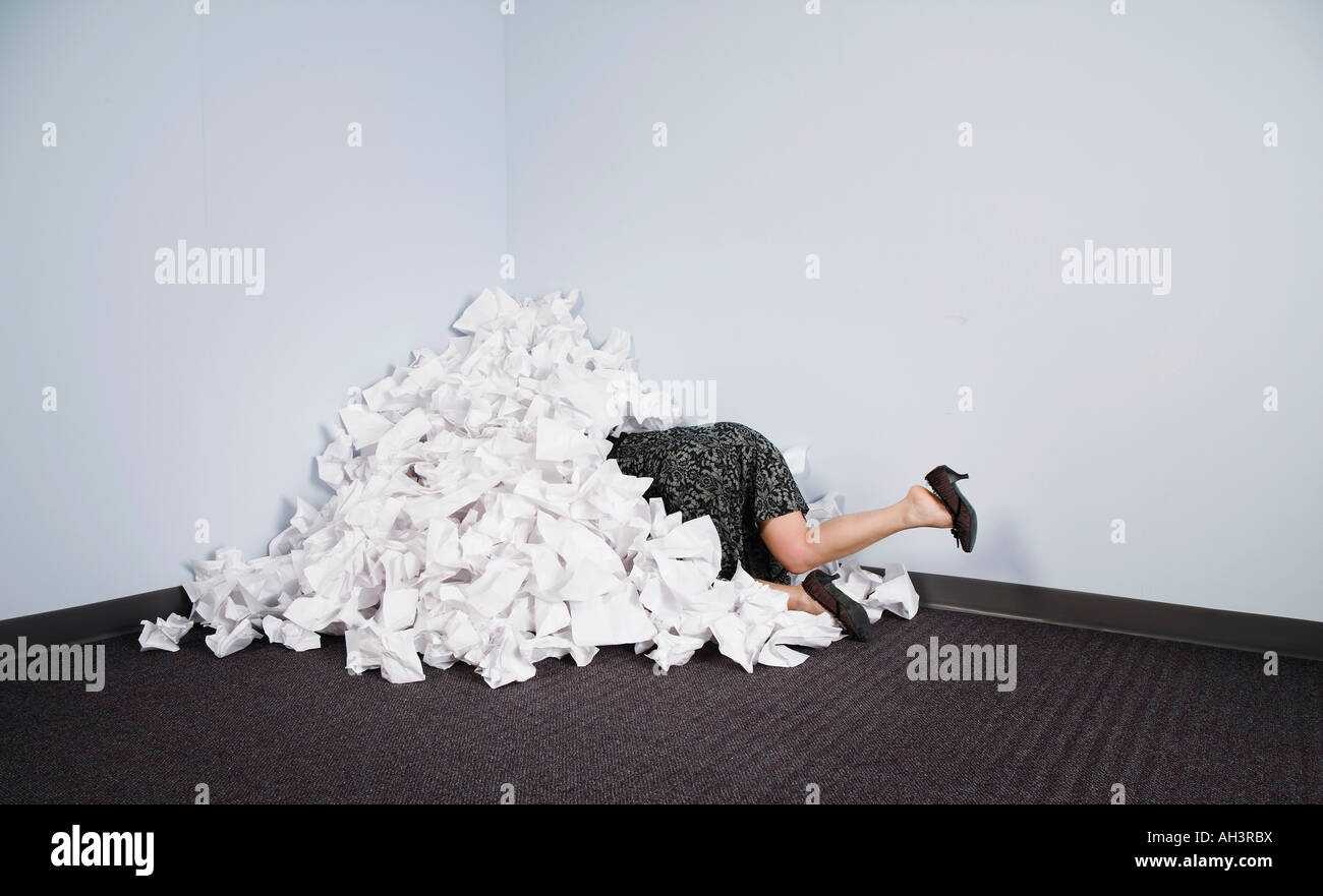 Buried in paperwork -Fotos und -Bildmaterial in hoher Auflösung – Alamy