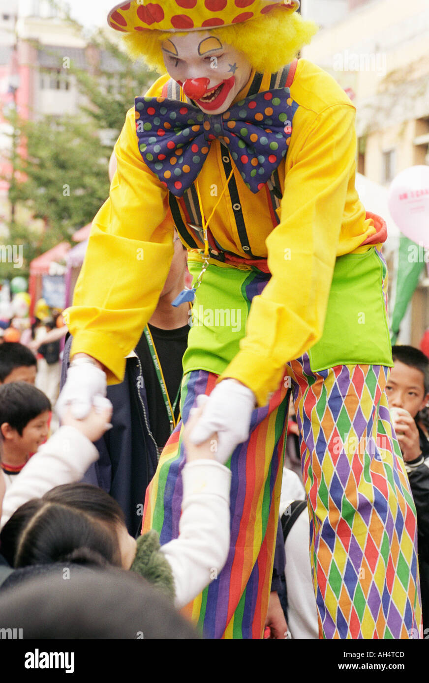 Clown stehend -Fotos und -Bildmaterial in hoher Auflösung – Alamy