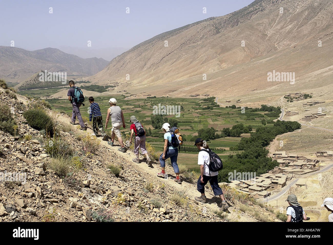 Wanderer auf dem Weg nach Sidi Moussa Getreidespeicher mit dem Dorf der ...