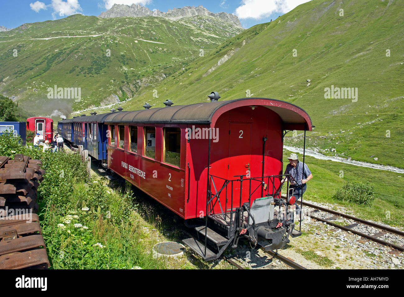 Furka-Dampfbahn anhalten, um Wasser auf dem Weg von Realp nach Gletch ...