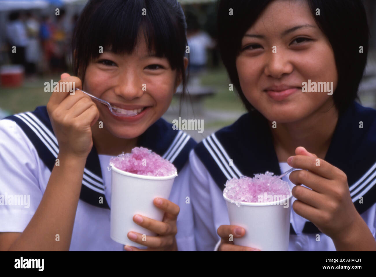 Japanische Schulmädchen in Uniform Kakigori rasiert Eis essen ...