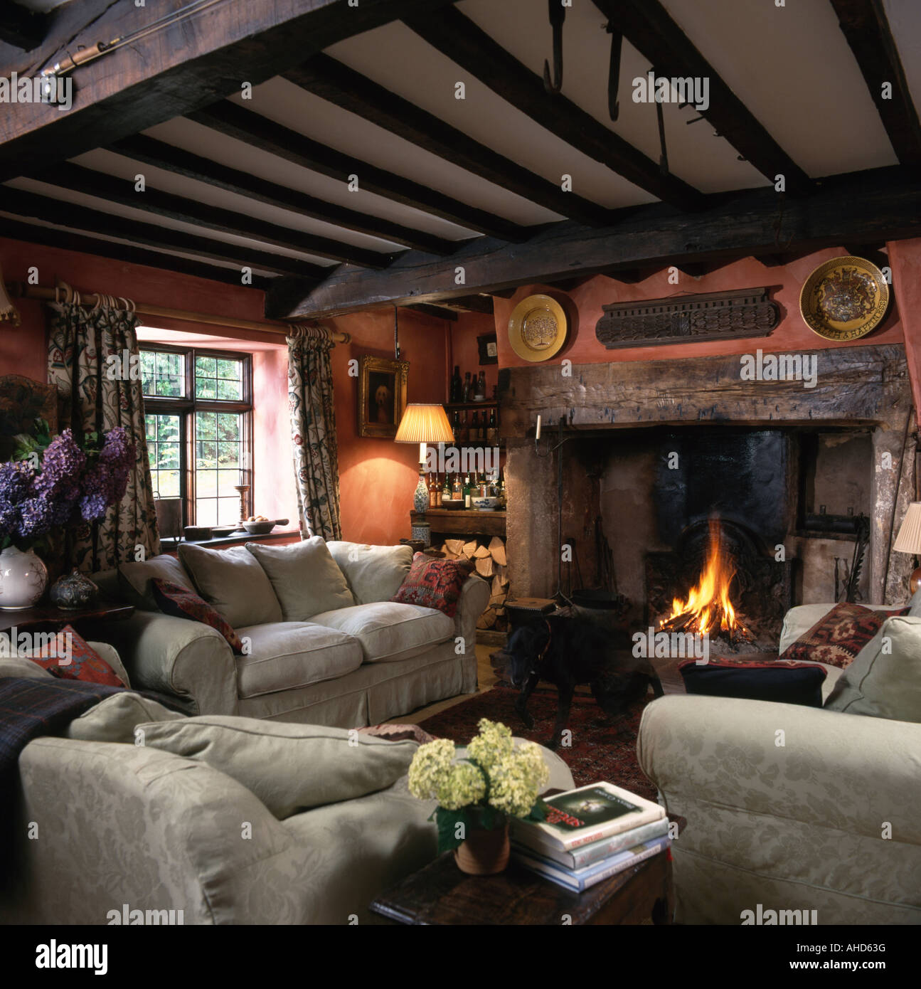 Kamin mit holzbalken -Fotos und -Bildmaterial in hoher Auflösung – Alamy