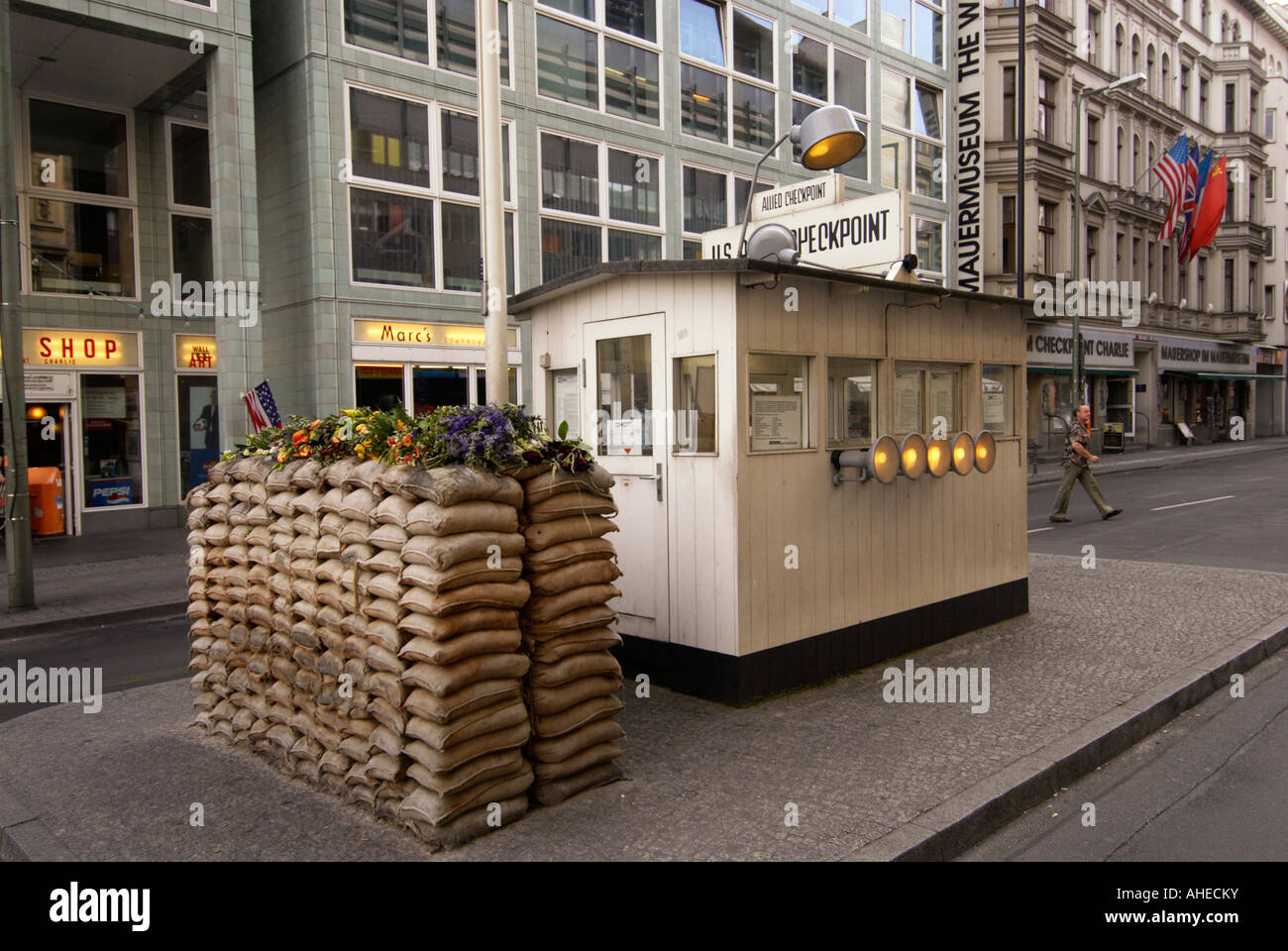 Mauer-Museum am Checkpoint Charlie auf der Zimmerstraße in Berlin ...
