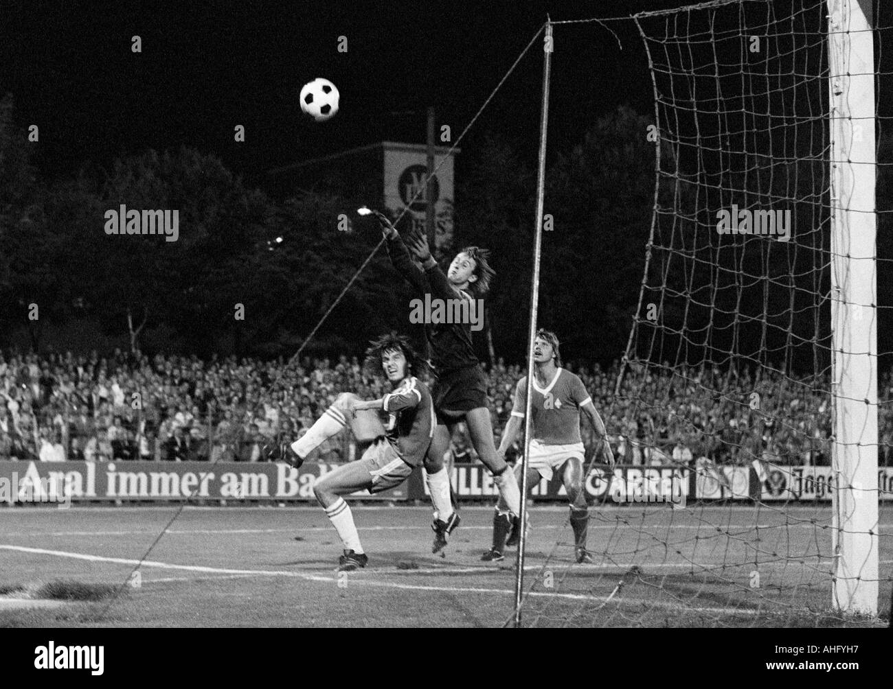 Werder bremen goalkeeper Schwarzweiß-Stockfotos und -bilder - Alamy