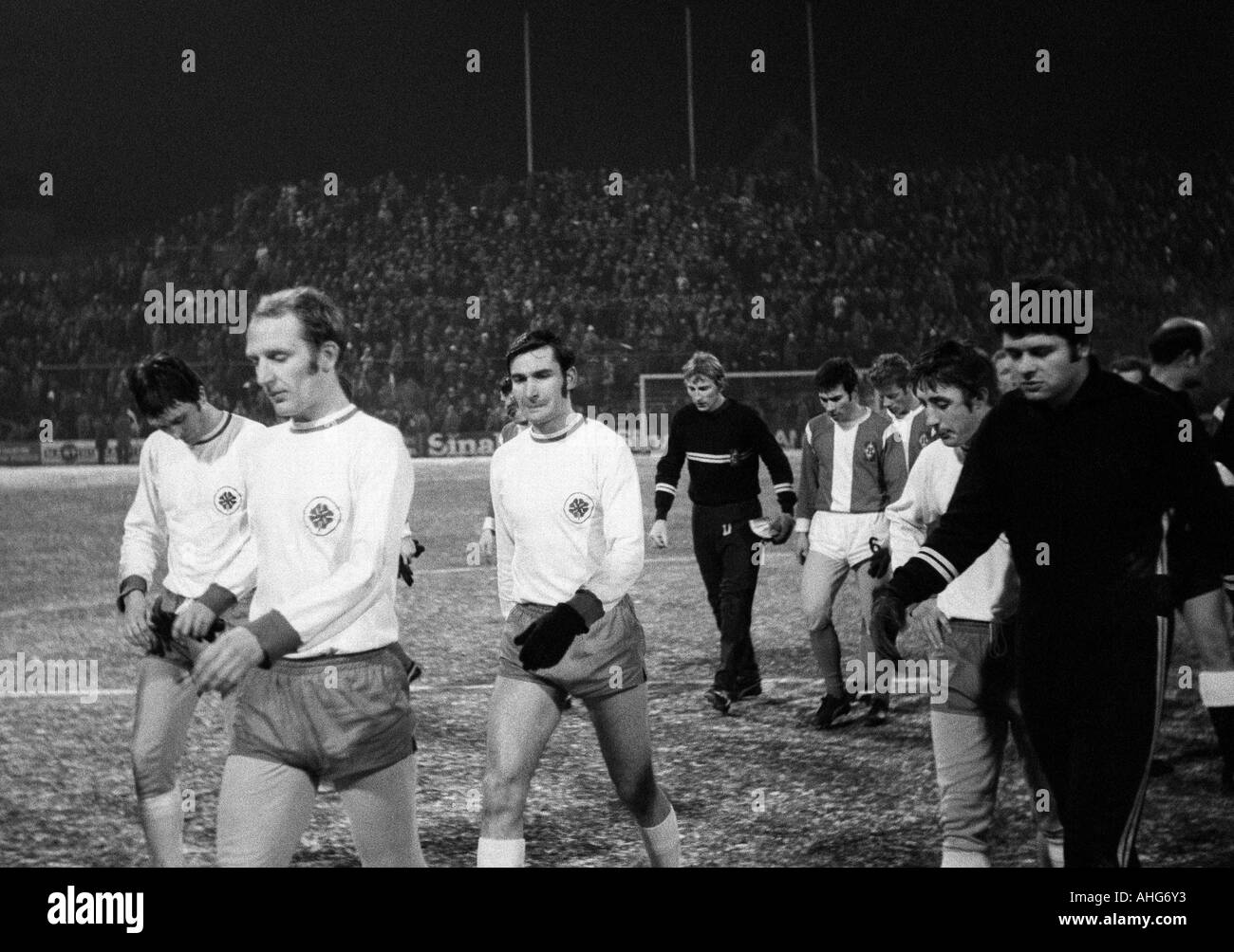 Fußballspieler verlassen das Spielfeld, v.l.n.r.: Guenter Karbowiak ...