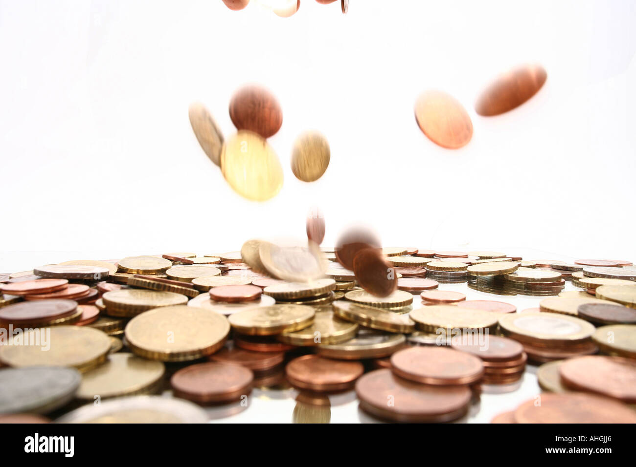 Geld fallen sind die fallenden Münzen Bewegung verwischt viele Münzen ...