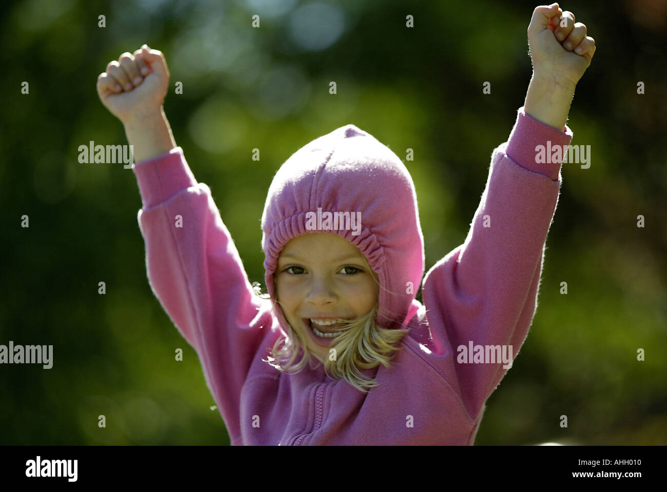 Kinder heben arme -Fotos und -Bildmaterial in hoher Auflösung – Alamy