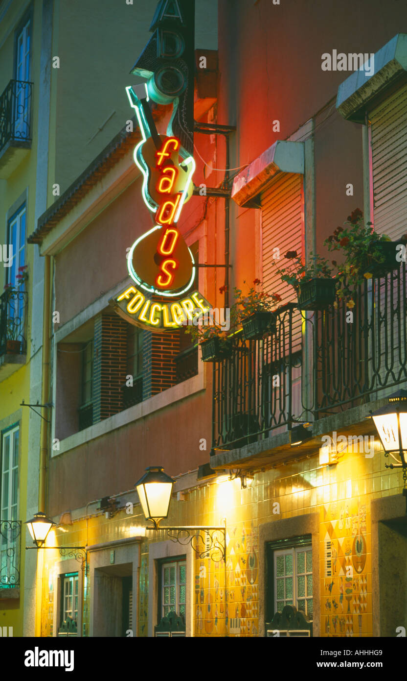 PORTUGAL Lissabon beleuchtet Leuchtreklame im Bairro Alto Werbung Fado ...