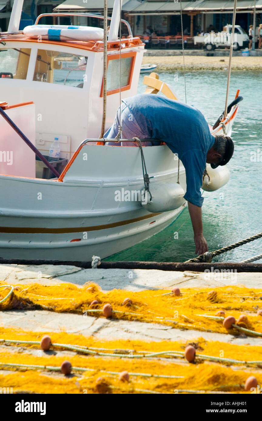 Fischerei Netze Fischer im Boot im Hafen von Mykonos Stadt Mykonos die ...