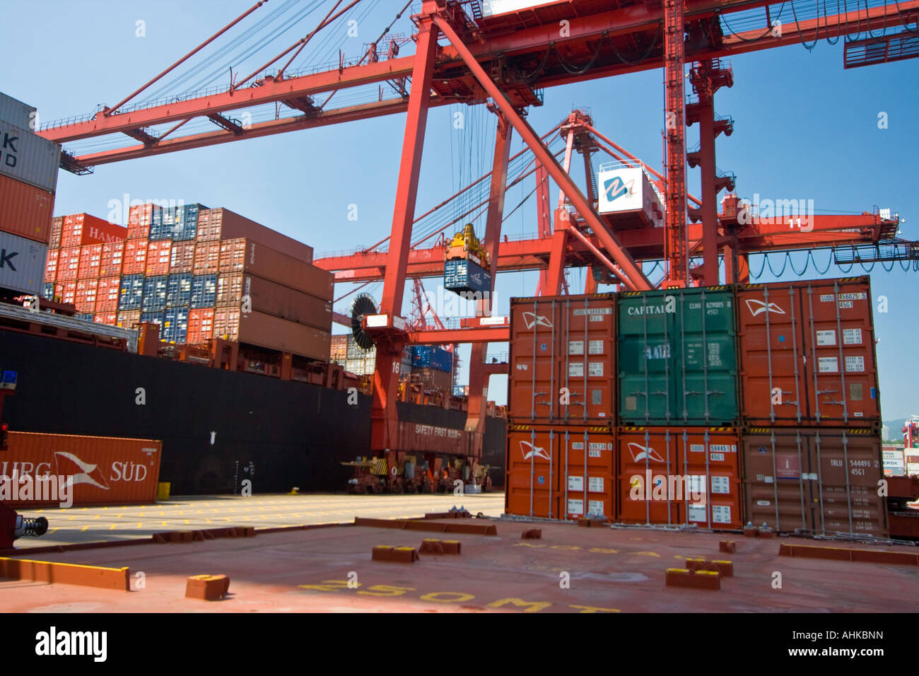 Kran bewegen Shipping Container Maersk Danville Schiff moderne ...