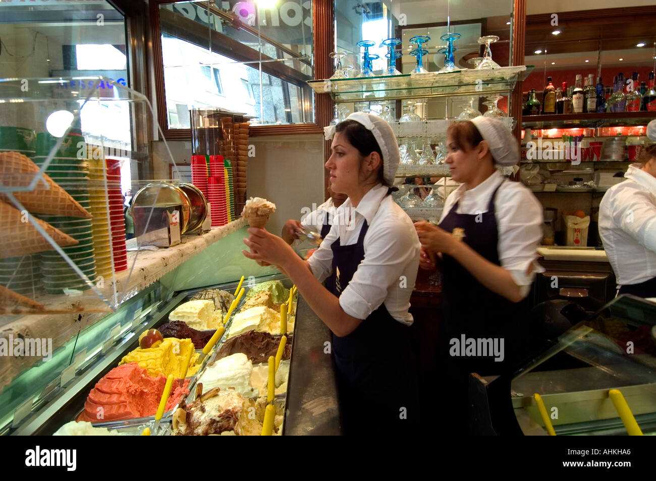 Frauen eis -Fotos und -Bildmaterial in hoher Auflösung – Alamy