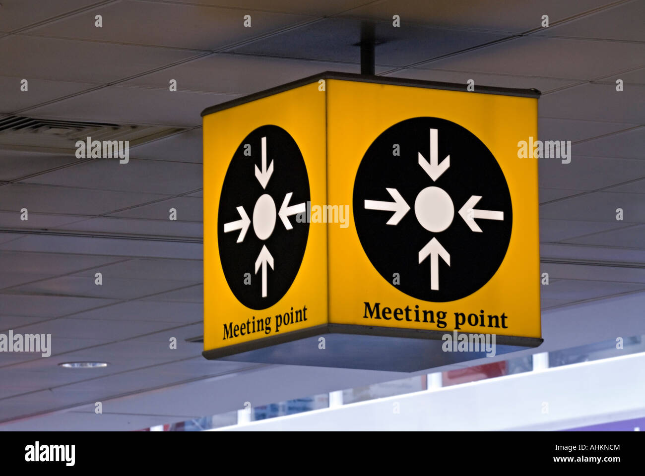 Meeting point sign heathrow airport -Fotos und -Bildmaterial in hoher ...
