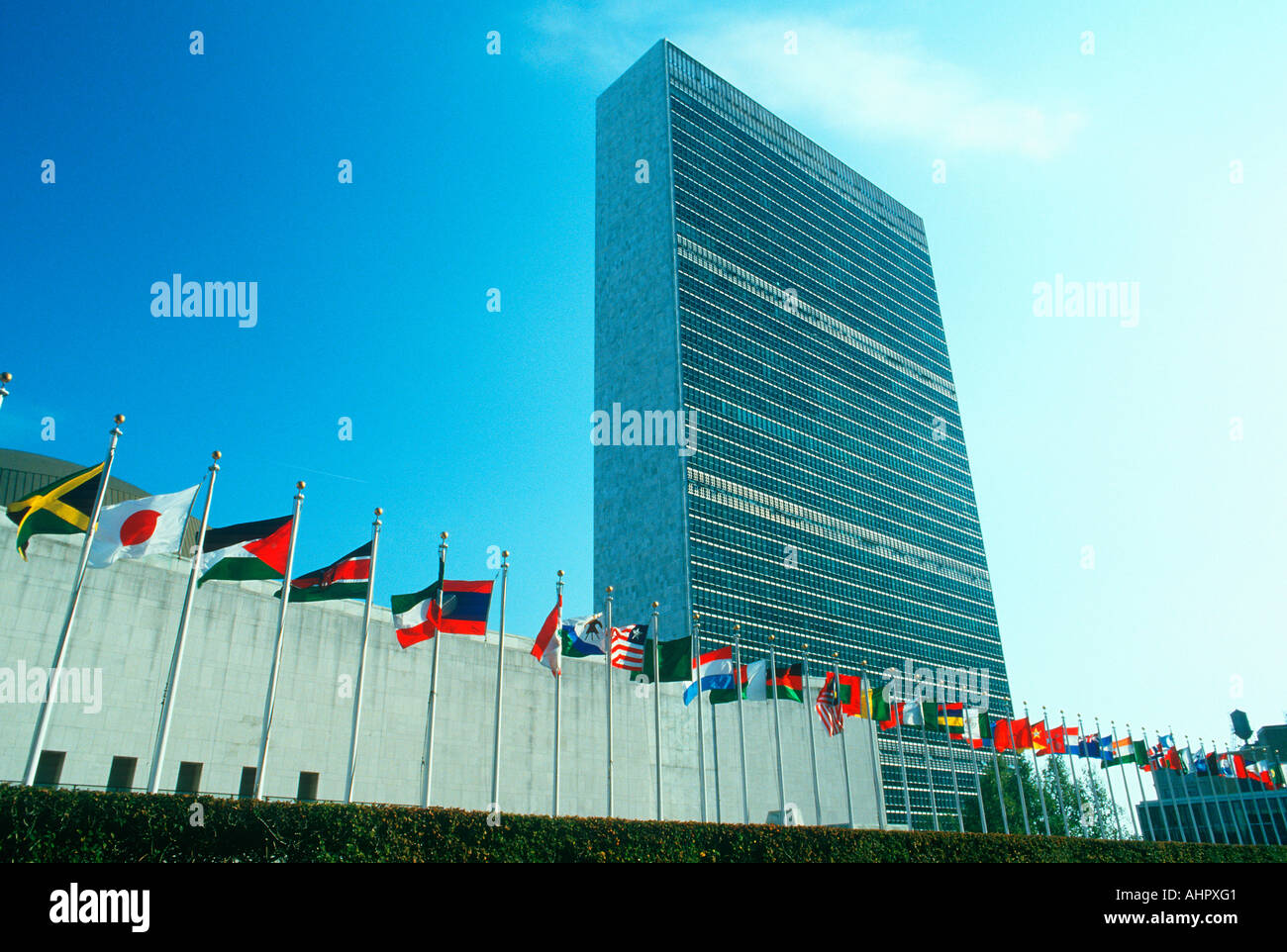 Gebäude der Vereinten Nationen mit Fahnen in New York City New York Stockfotografie - Alamy