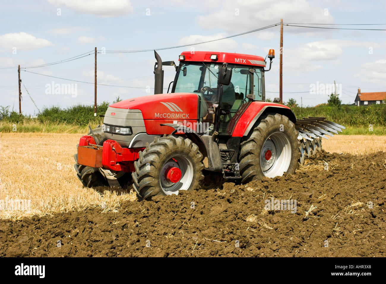 Traktor McCormick MTX pflügen ein Weizenfeld Stockfotografie - Alamy