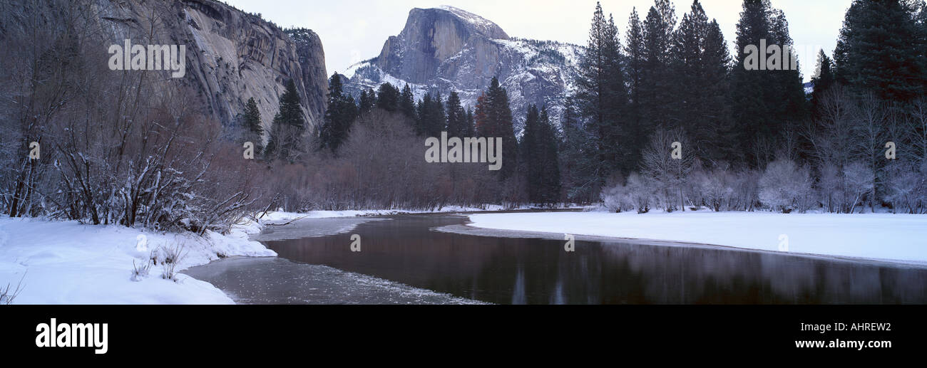 Half Dome und Merced River im Winter Yosemite National Park in ...
