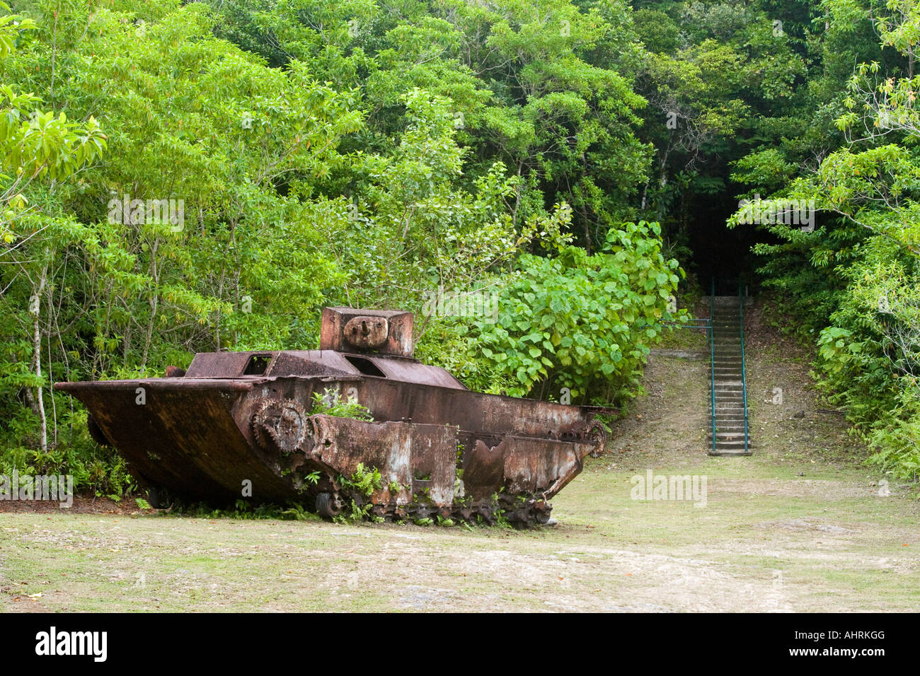 US-amphibische Landung Tank Relikt und Schritte zur japanischen Höhle ...
