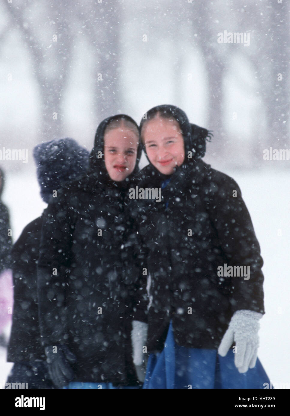 Amische Mädchen spielen im Schnee Shipshewana, Indiana Stockfotografie ...