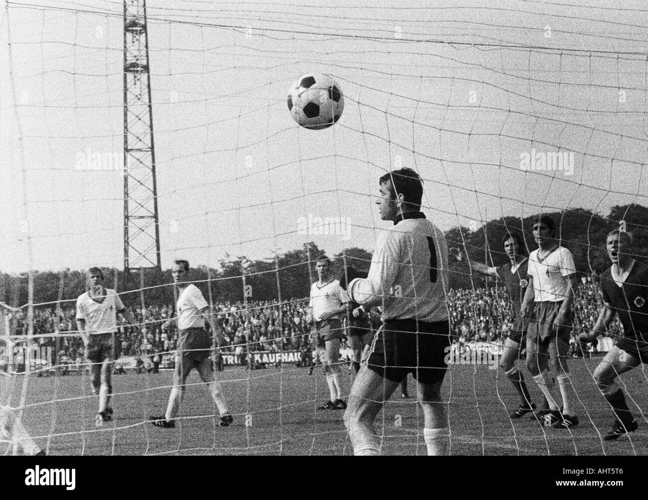 Werder bremen goalkeeper Schwarzweiß-Stockfotos und -bilder - Alamy