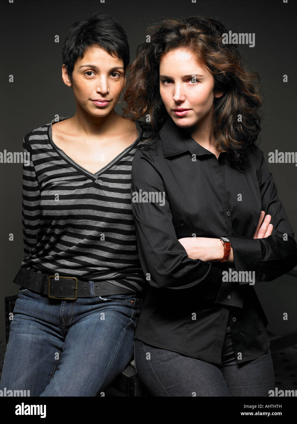 Zwei sitzende frauen -Fotos und -Bildmaterial in hoher Auflösung – Alamy