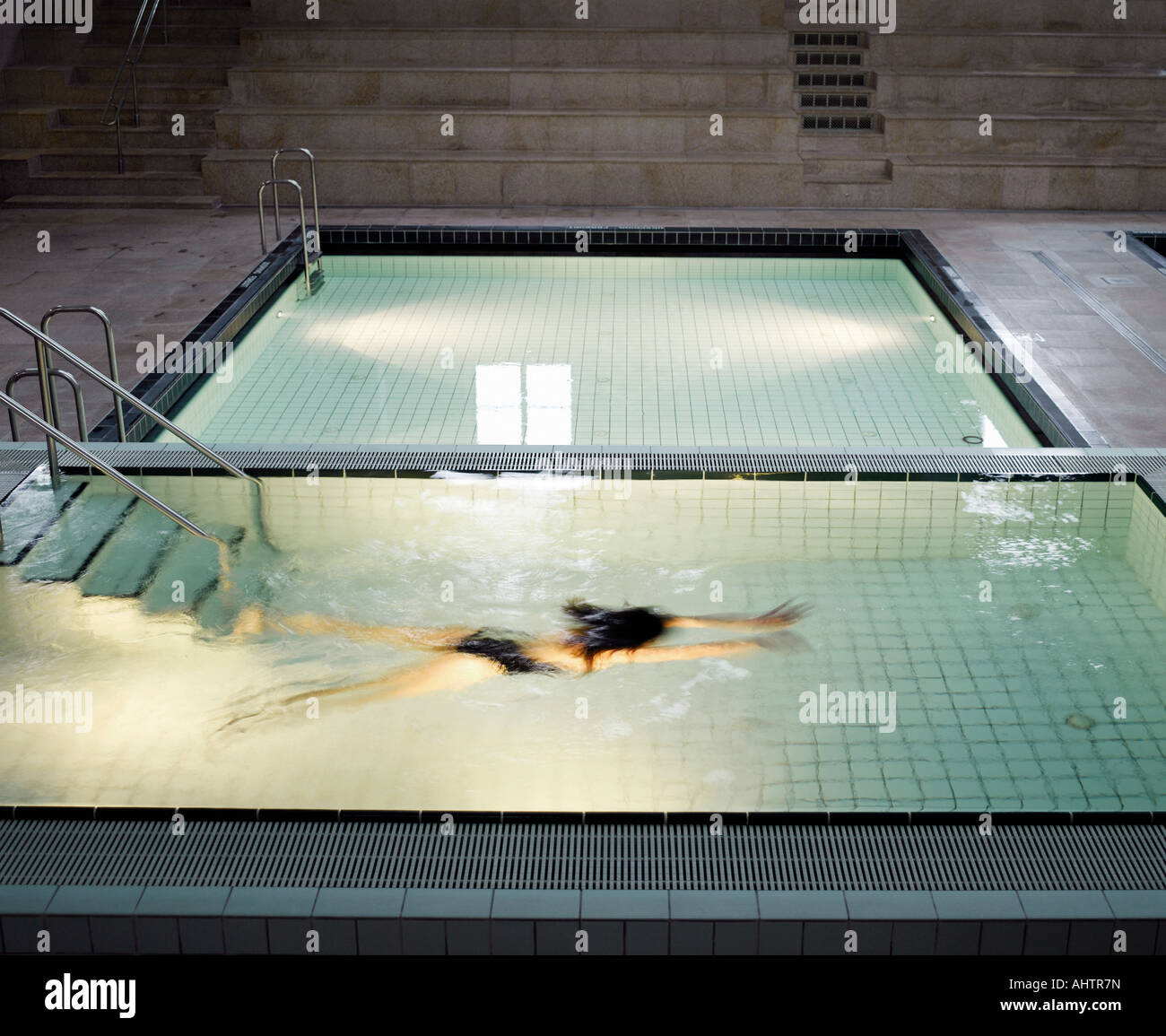 Frau Schwimmt Im Pool Unter Wasser Stockfotos und -bilder Kaufen - Alamy