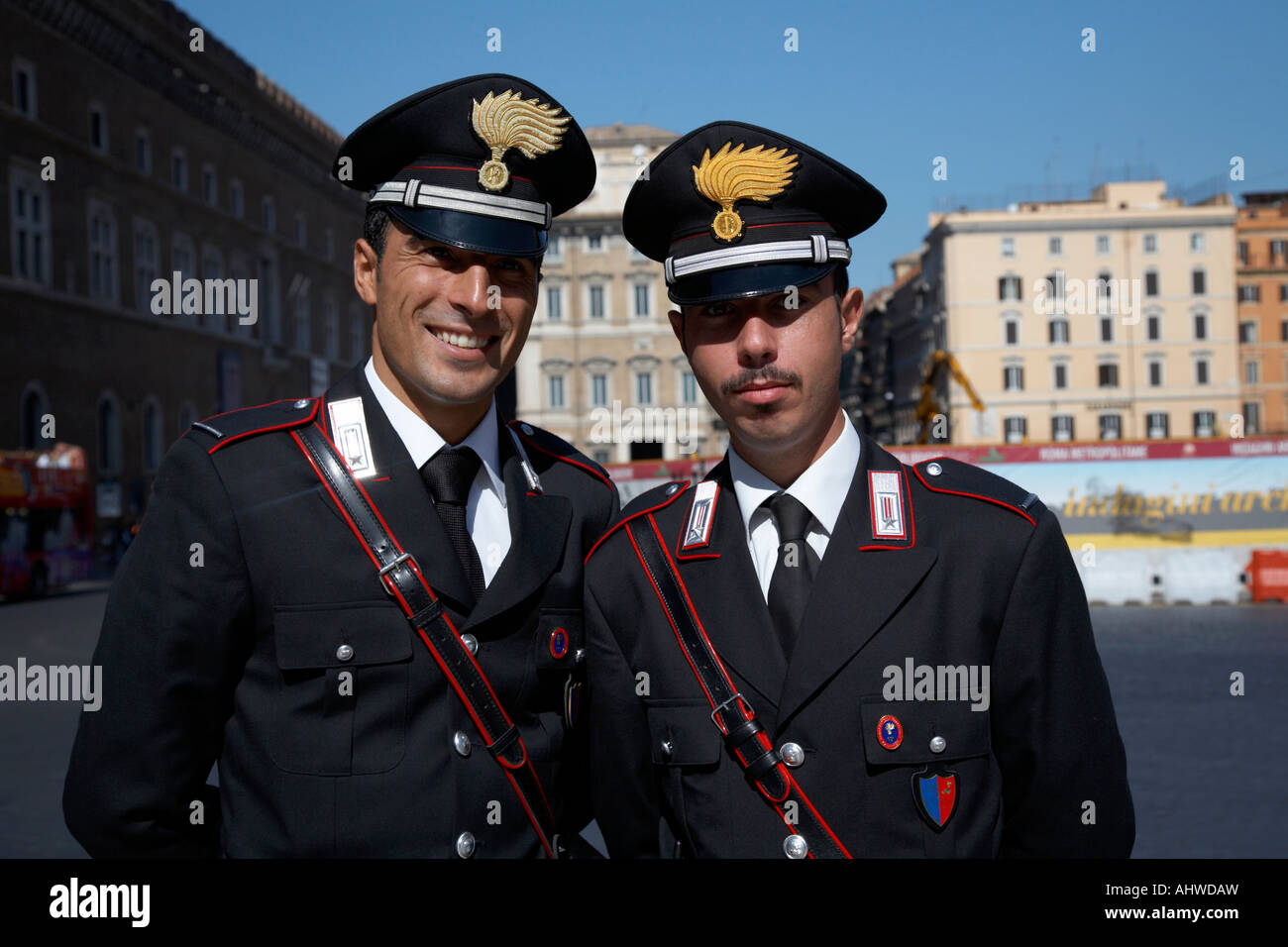 Kopf und Schultern von zwei Arma Dei Carabinieri italienischen ...