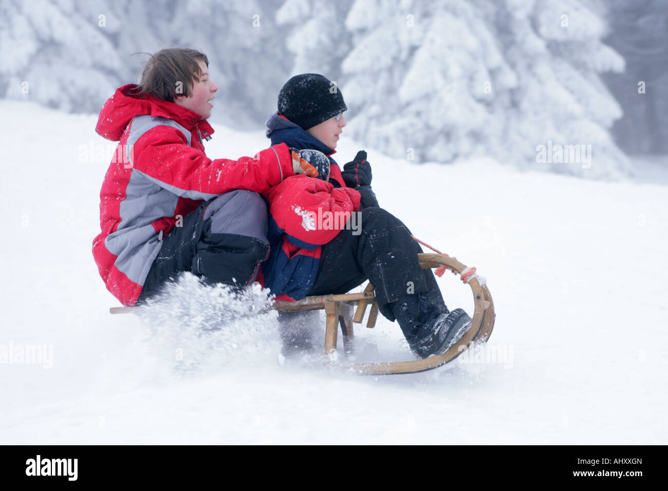 Zwei jungs rodeln -Fotos und -Bildmaterial in hoher Auflösung – Alamy