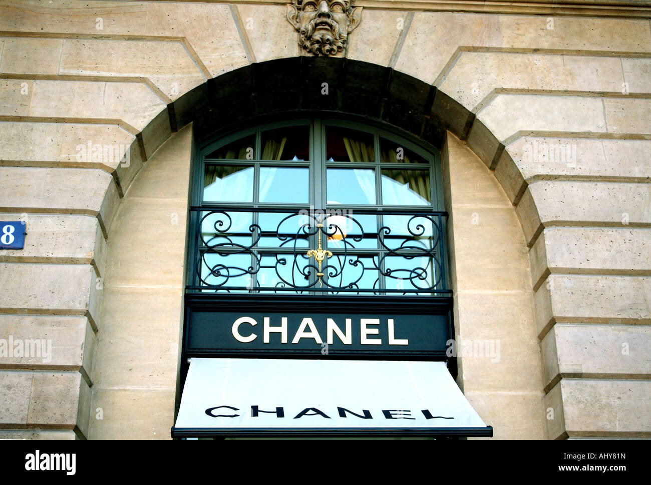 Rich chanel store window -Fotos und -Bildmaterial in hoher Auflösung ...