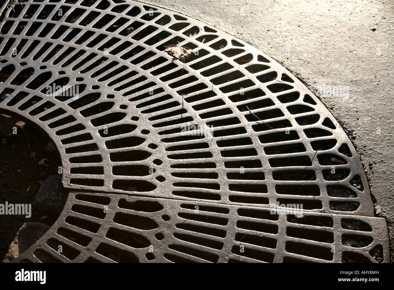 Drain cover street drainage -Fotos und -Bildmaterial in hoher Auflösung ...