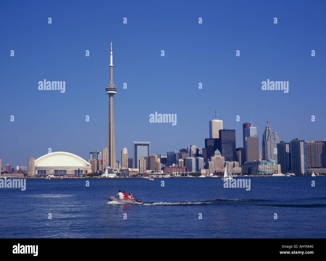 Kanada Ontario Toronto Skyline der Stadt mit Zodiak Boot auf See im ...