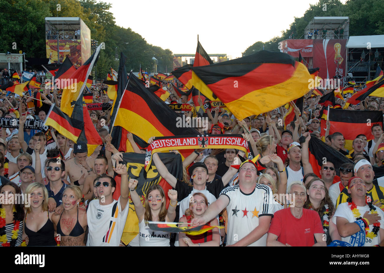 Flaggen der welt auf deutsch -Fotos und -Bildmaterial in hoher ...
