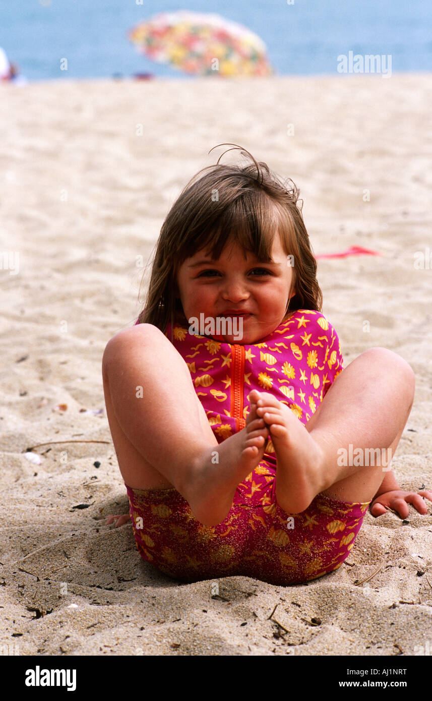 Junges Mädchen spielen im Sand am Strand Stockfotografie - Alamy