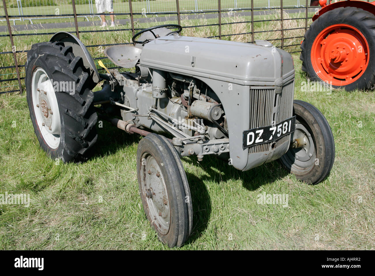 Ford traktor bei der arbeit -Fotos und -Bildmaterial in hoher Auflösung ...