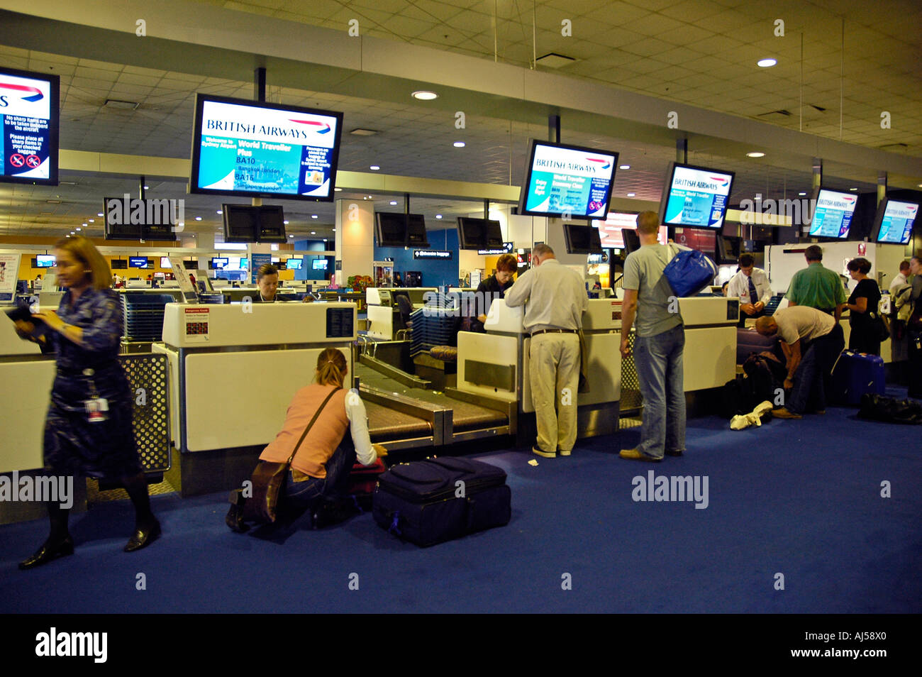 Menschen warten, um ihr Gepäck registrieren und erhalten ihre Bordkarte ...