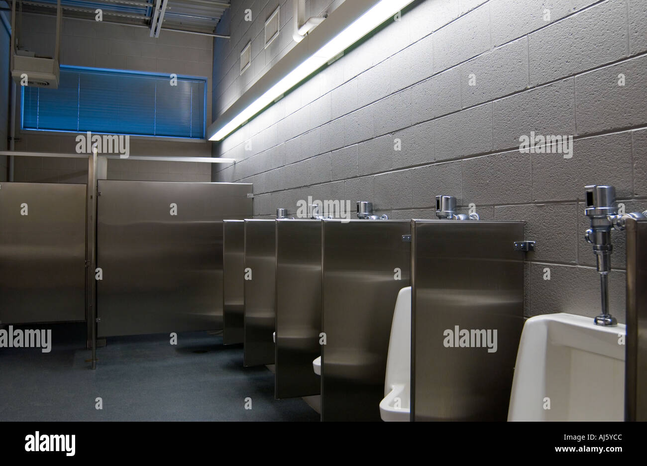 Linie von urinalen -Fotos und -Bildmaterial in hoher Auflösung – Alamy