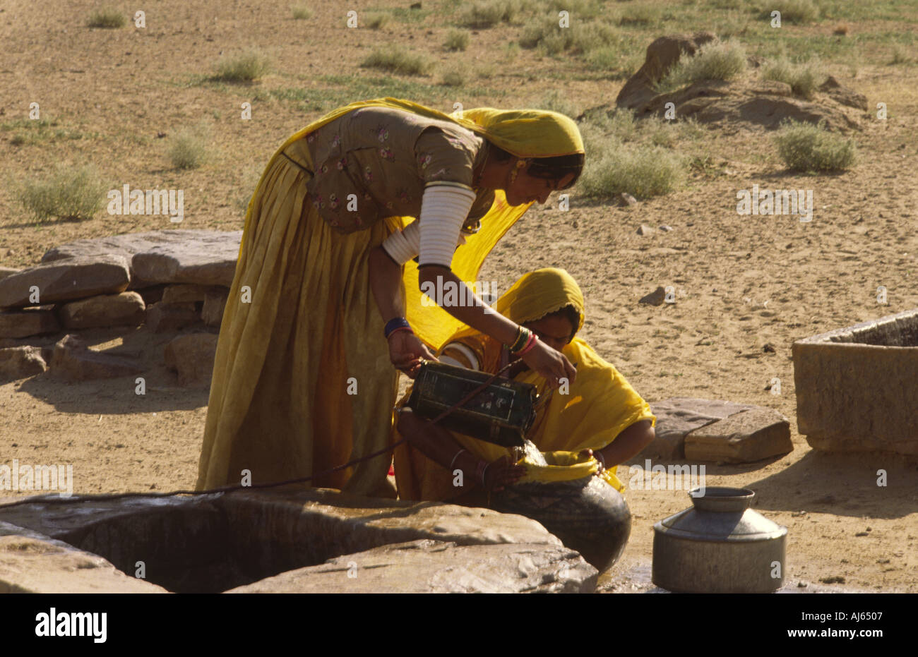 Frau holt wasser aus dem brunnen -Fotos und -Bildmaterial in hoher ...